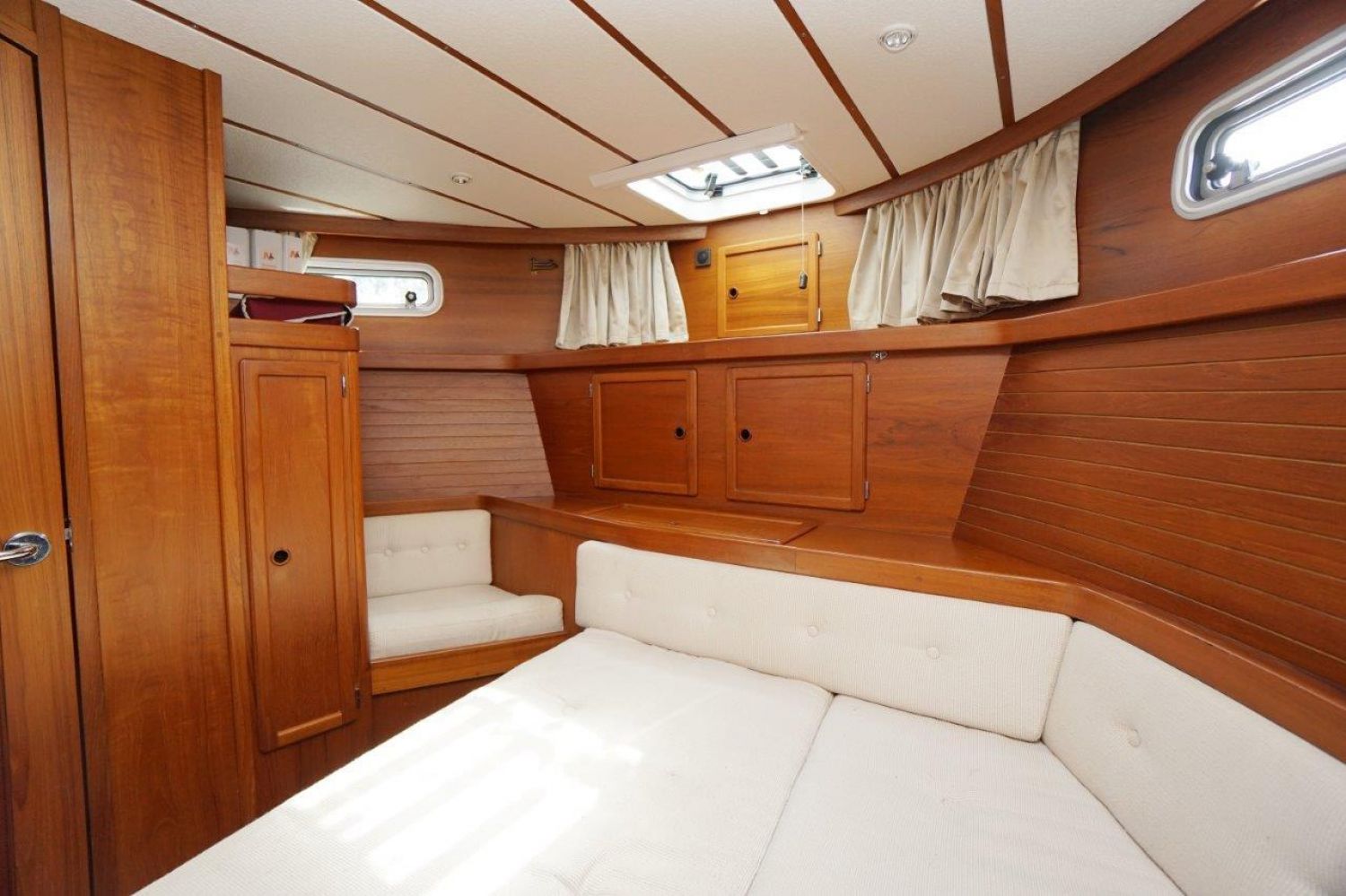Nauticat 331 motorboat for sale | White Whale Yachtbrokers