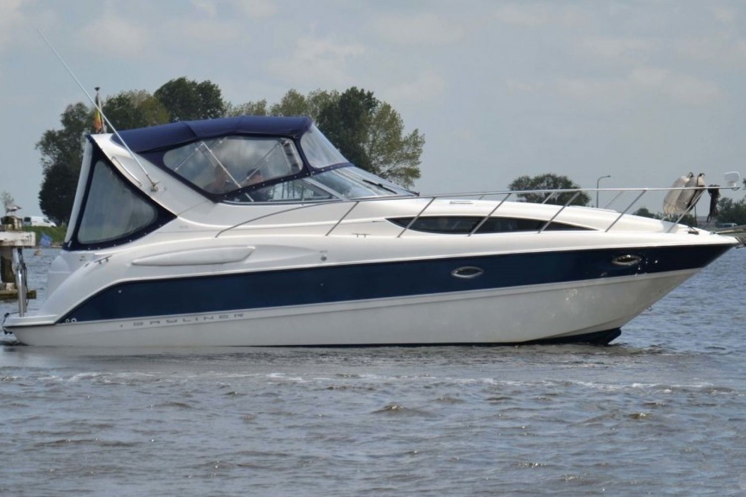 Bayliner 305 motorboat for sale | White Whale Yachtbrokers