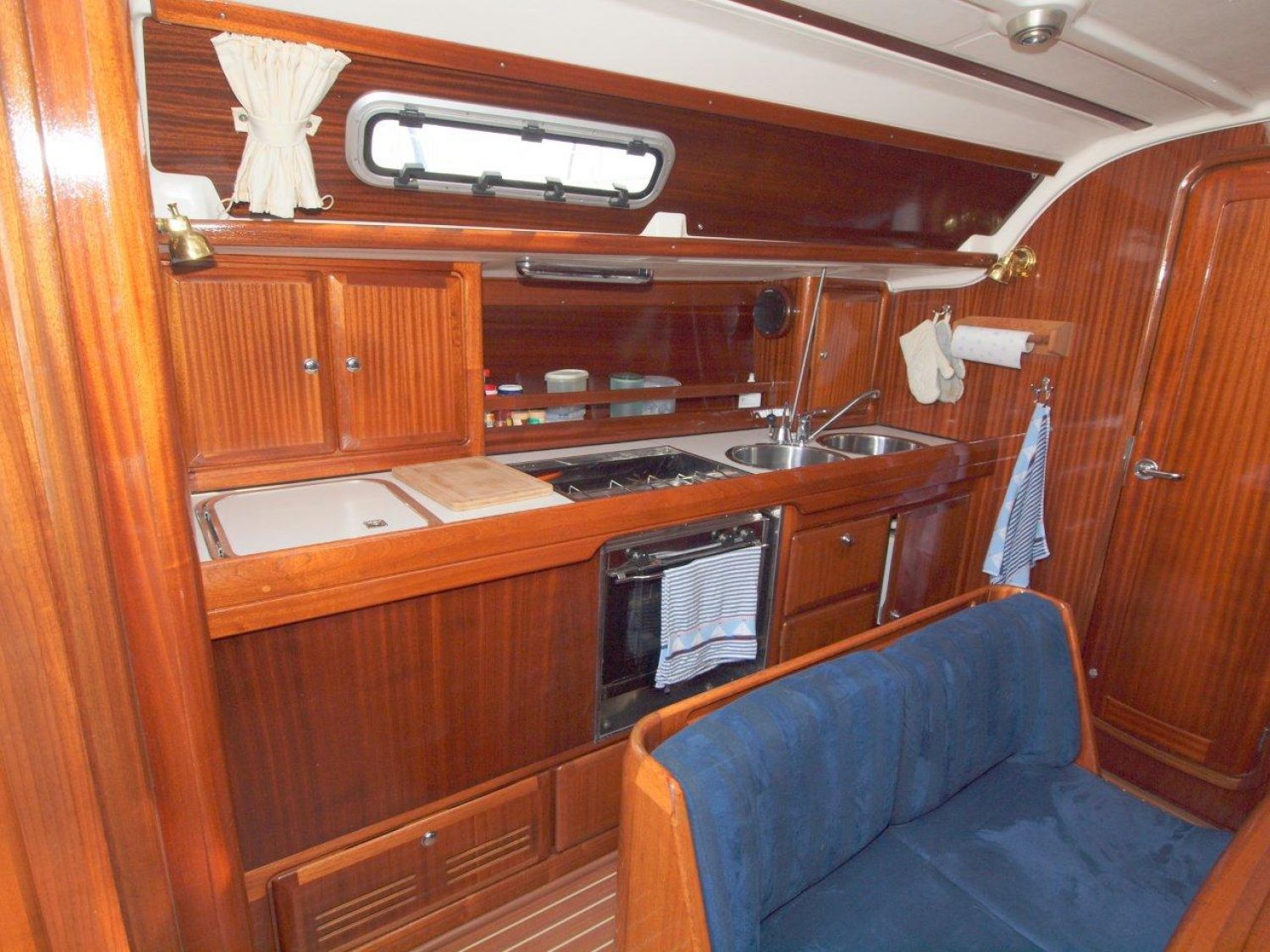 Bavaria 38 Holiday sailboat for sale | White Whale Yachtbrokers